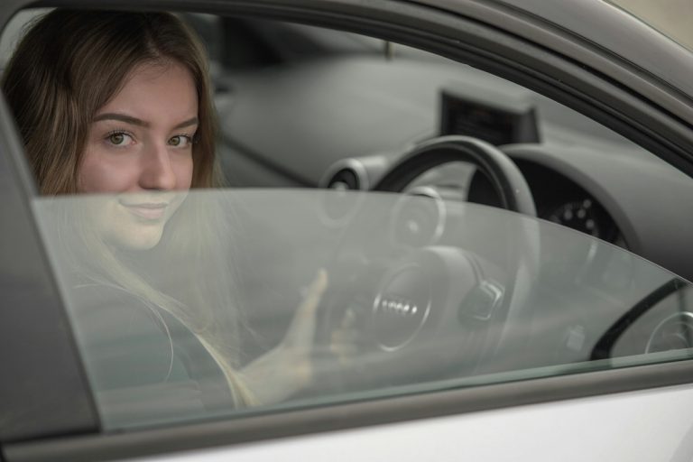 Wave of driving licence scams targeting Brits - HotMinute