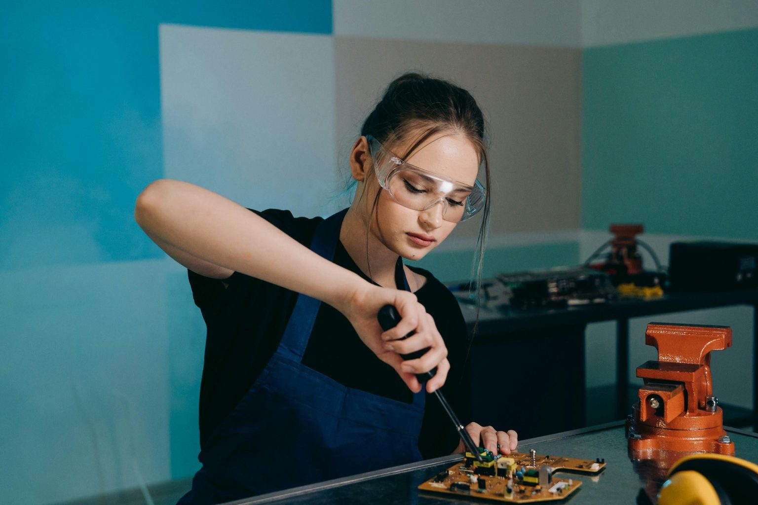 Tech giant offers 18-year-old Brits £60,000 internships to skip ...